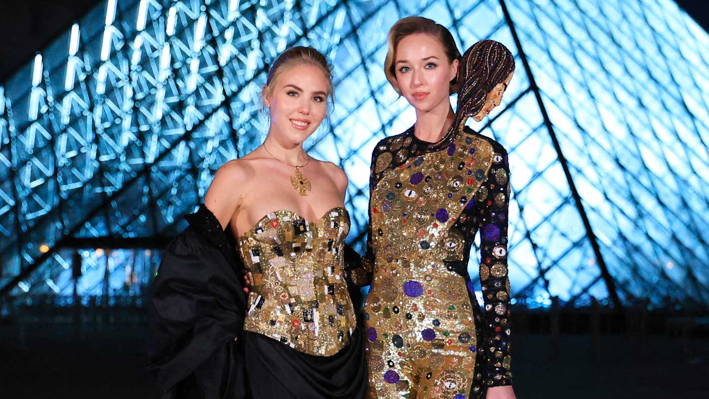 Les princesses Maria Carolina et Maria Chiara en sculptures vivantes ...