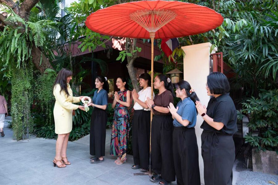 La princesse Yasmine visite la maison de Jim Thompson et les ateliers ...
