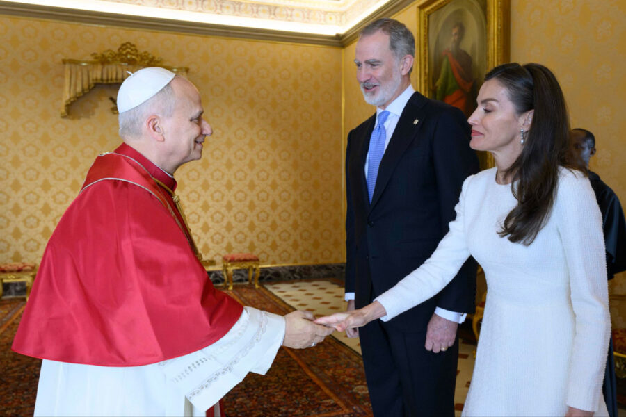La reine Letizia use du privilège du blanc pour accompagner le roi ...