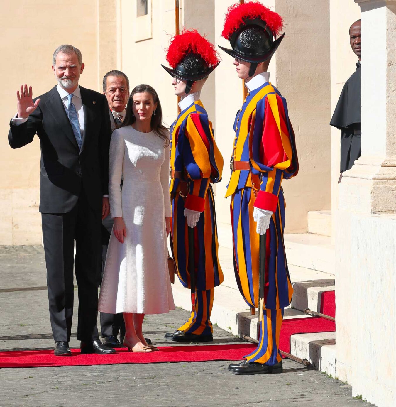 La reine Letizia use du privilège du blanc pour accompagner le roi ...