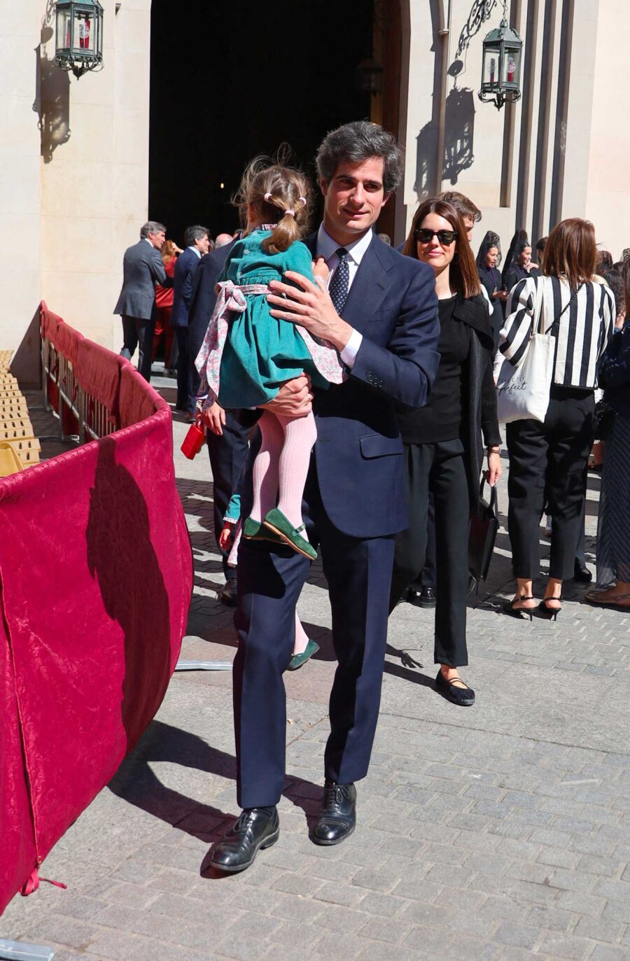 Le duc et la duchesse de Huéscar assistent aux processions de la ...