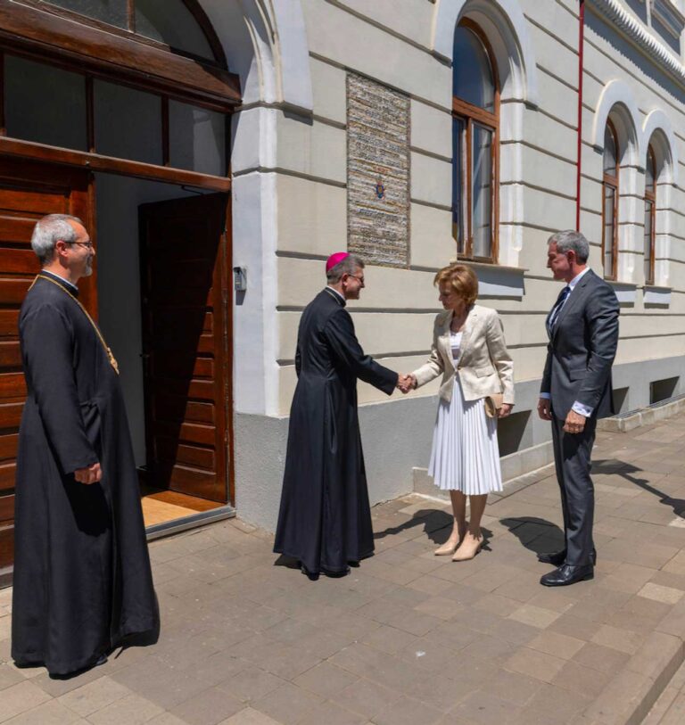Margareta de Roumanie à la rencontre du primat de l'Église grecque ...