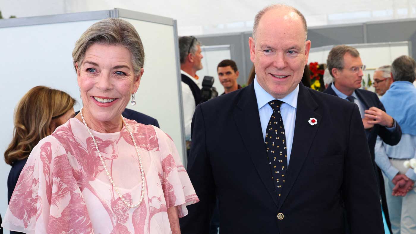 La princesse Caroline parmi les fleurs et les bouquets célestes avec le ...