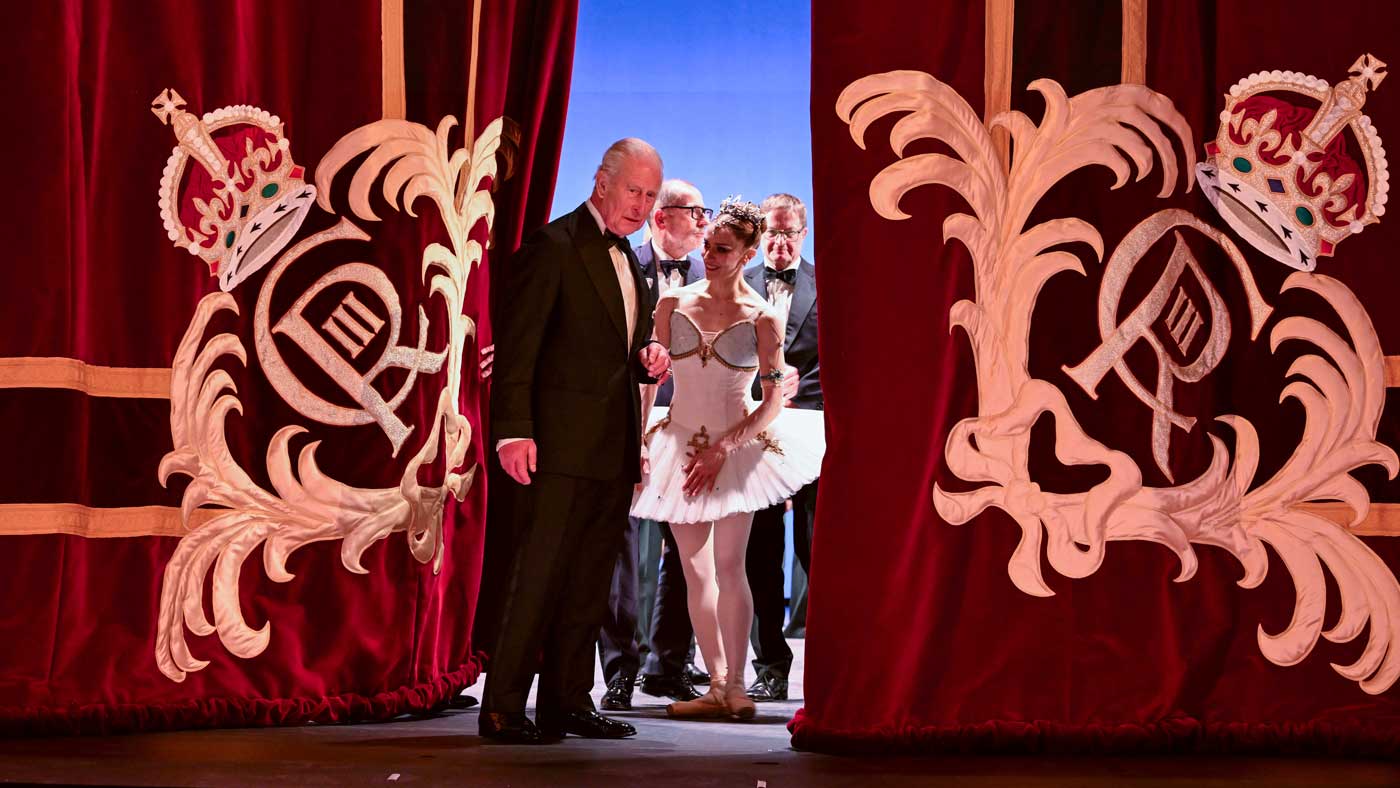 Le roi Charles III à l'opéra pour assister au premier lever de rideau ...