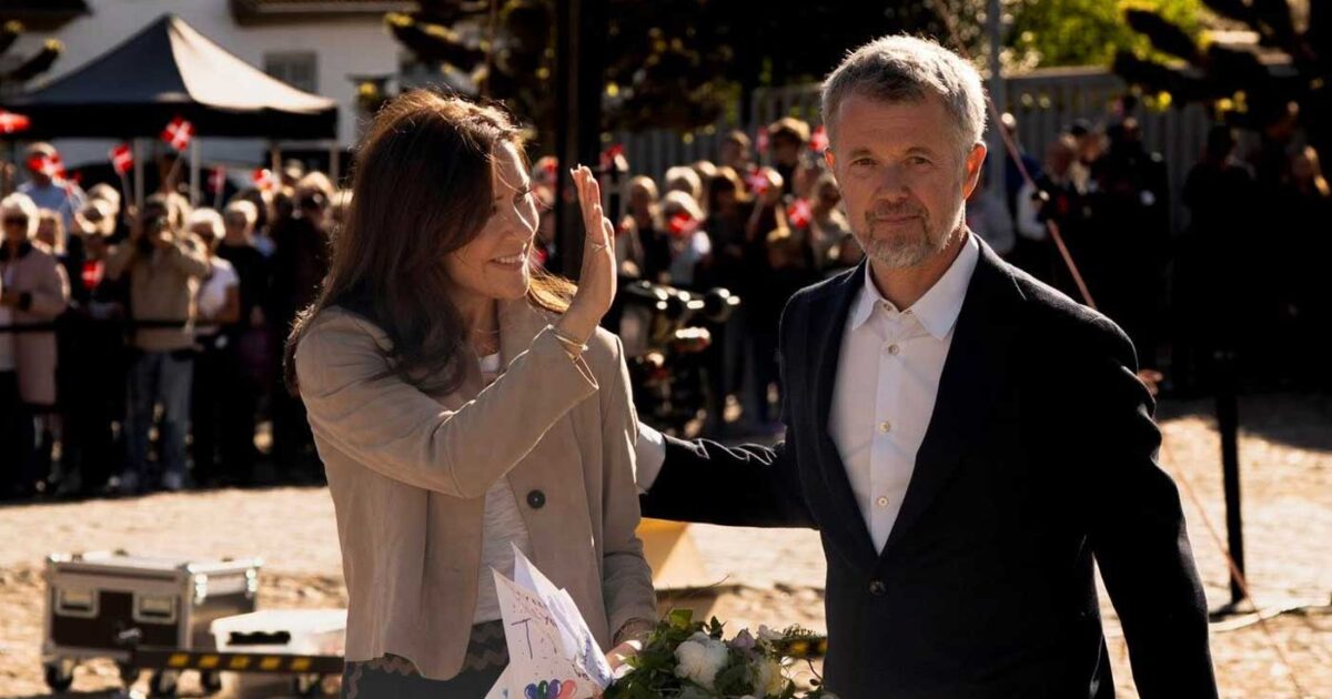 Le roi Frederik X et la reine Mary acclamés lors de leur déménagement à ...