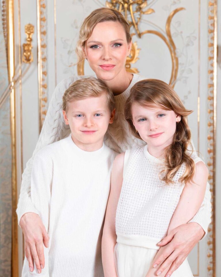 La princesse Charlène et ses jumeaux immaculés sur un nouveau portrait ...