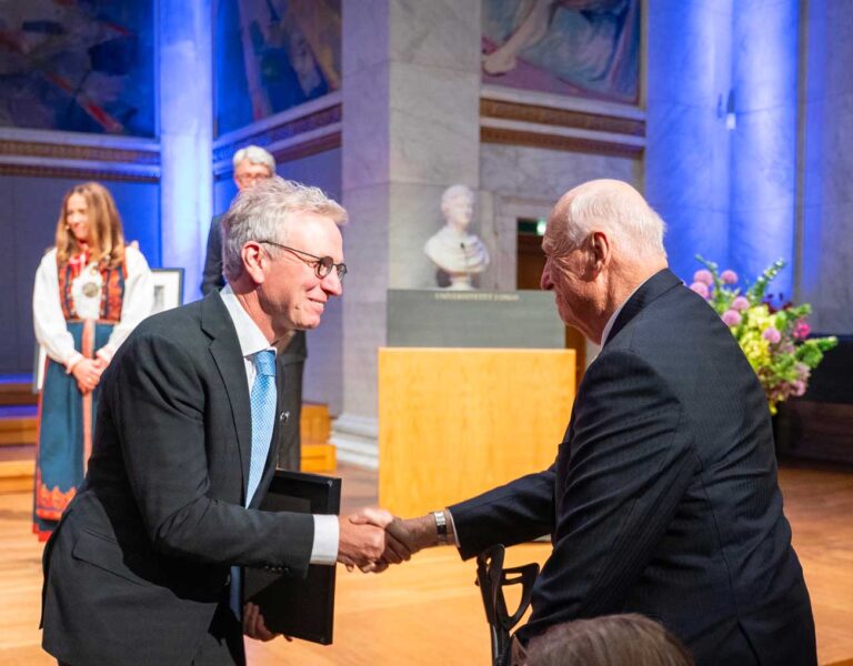Le roi Harald V remet les prix de recherche du roi Olav V