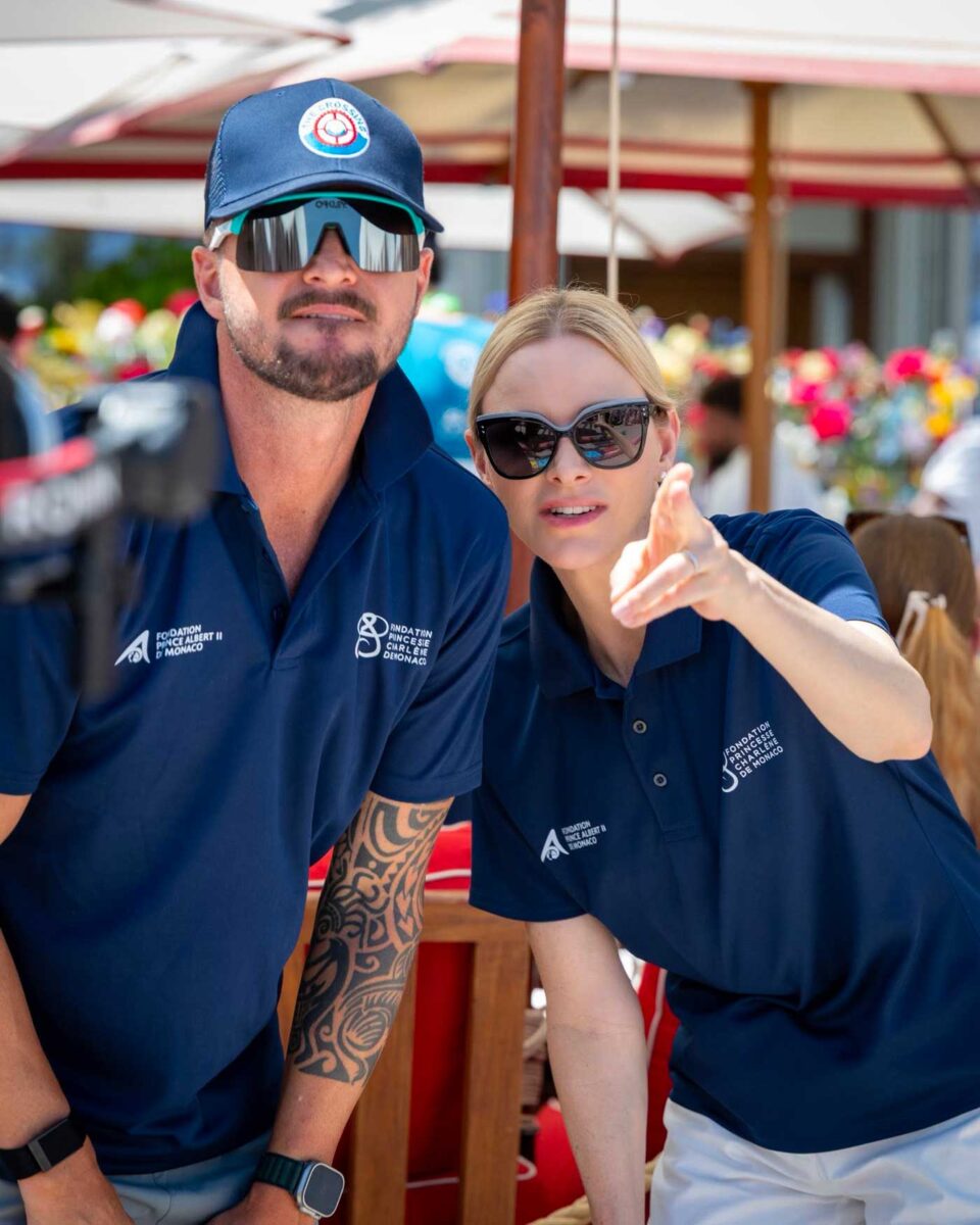 Fürstin Charlène und Fürst Albert gratulieren den Sportlern nach ihrer ...